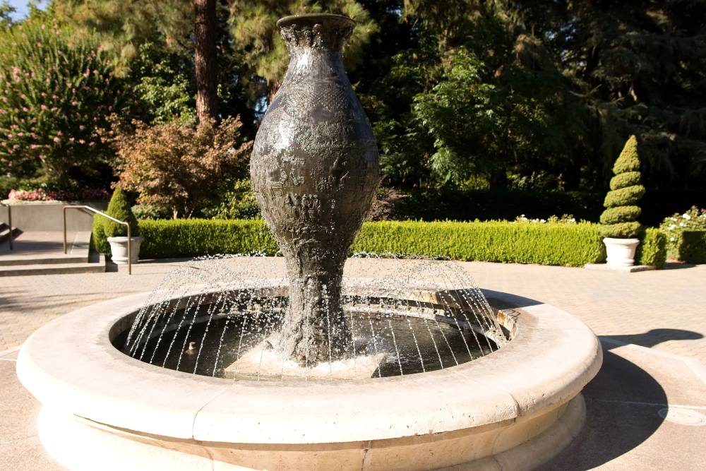 10 Water Trough Fountain Ideas For Rustic Charm In Your Garden - Roman ...